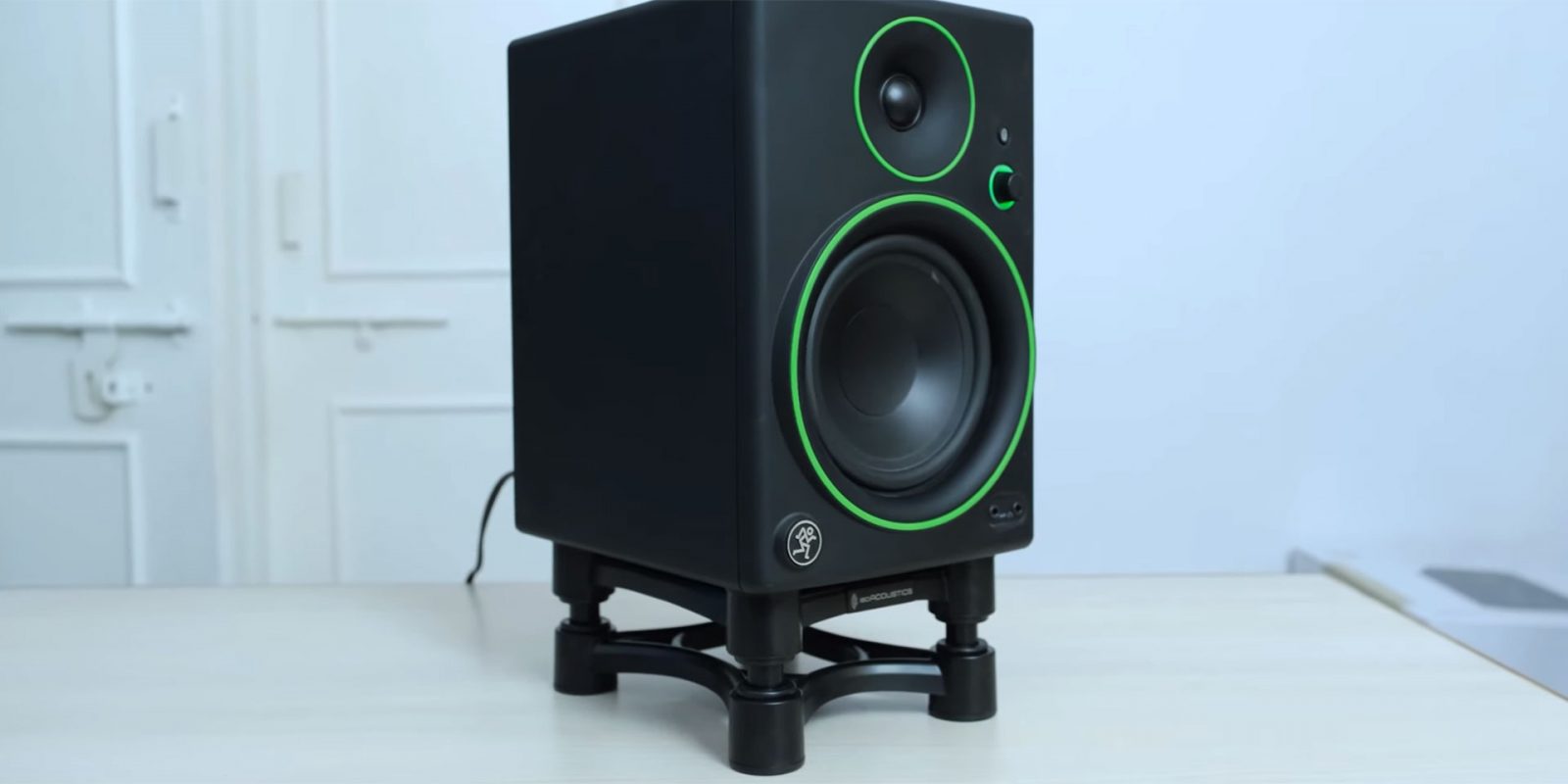 Best Speaker Stands 2022 [For Floor and Desktop Speakers]